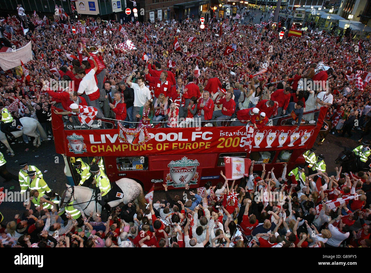 Liverpool players celebrate their victory hi-res stock photography and ...