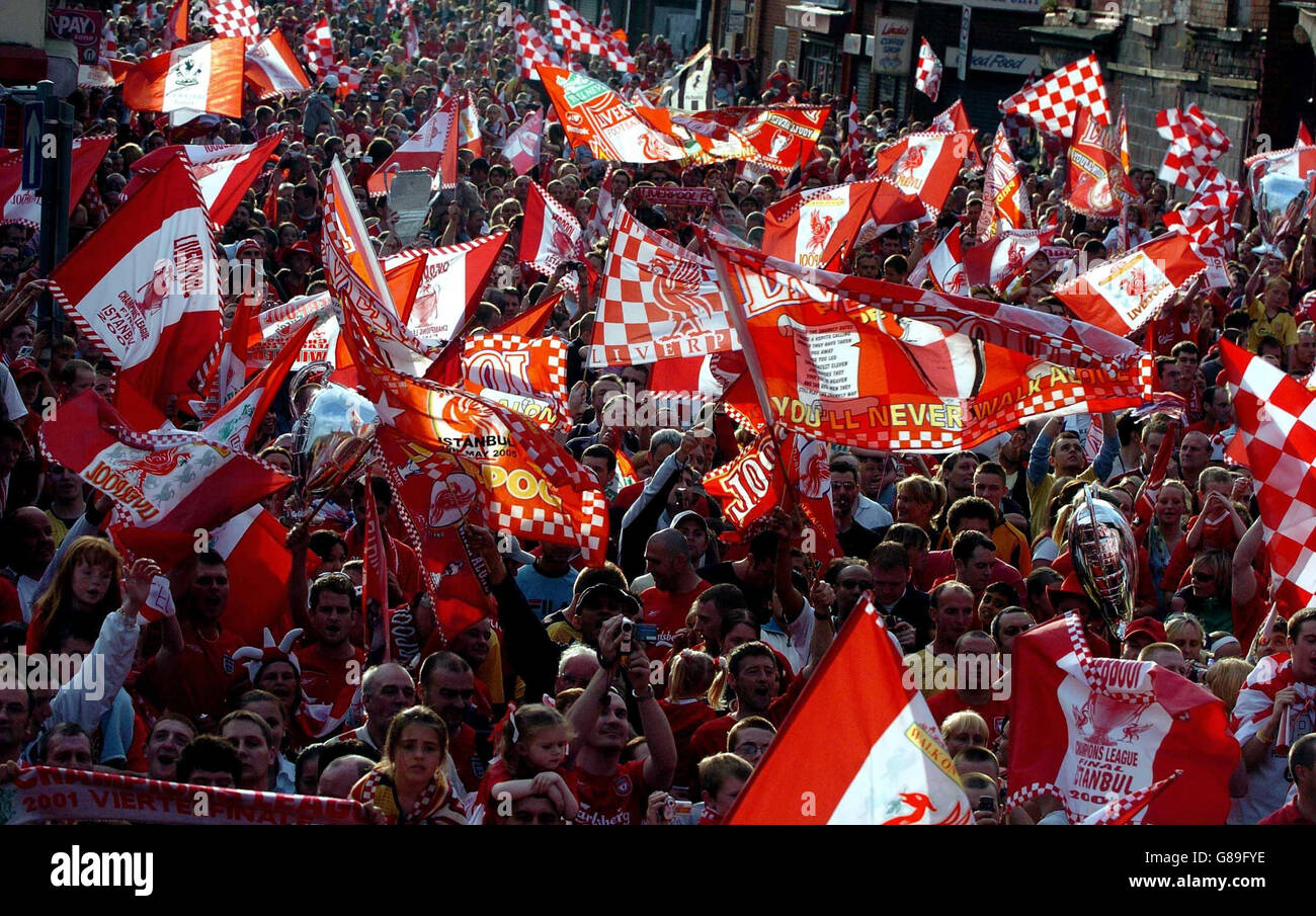 Liverpool fans following the victory parade hi-res stock photography ...