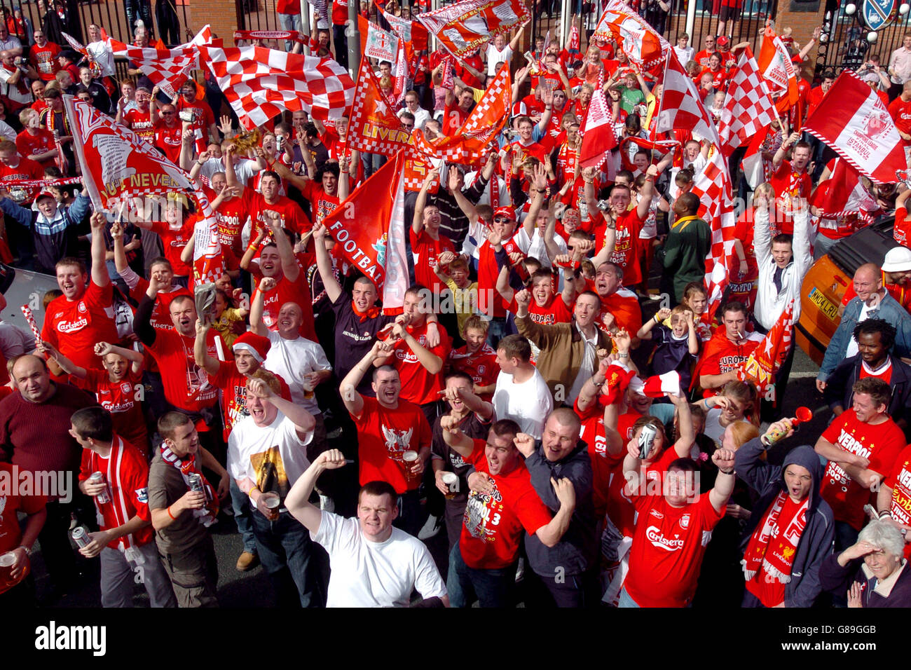 Liverpool fans celebrate in street hi-res stock photography and images ...