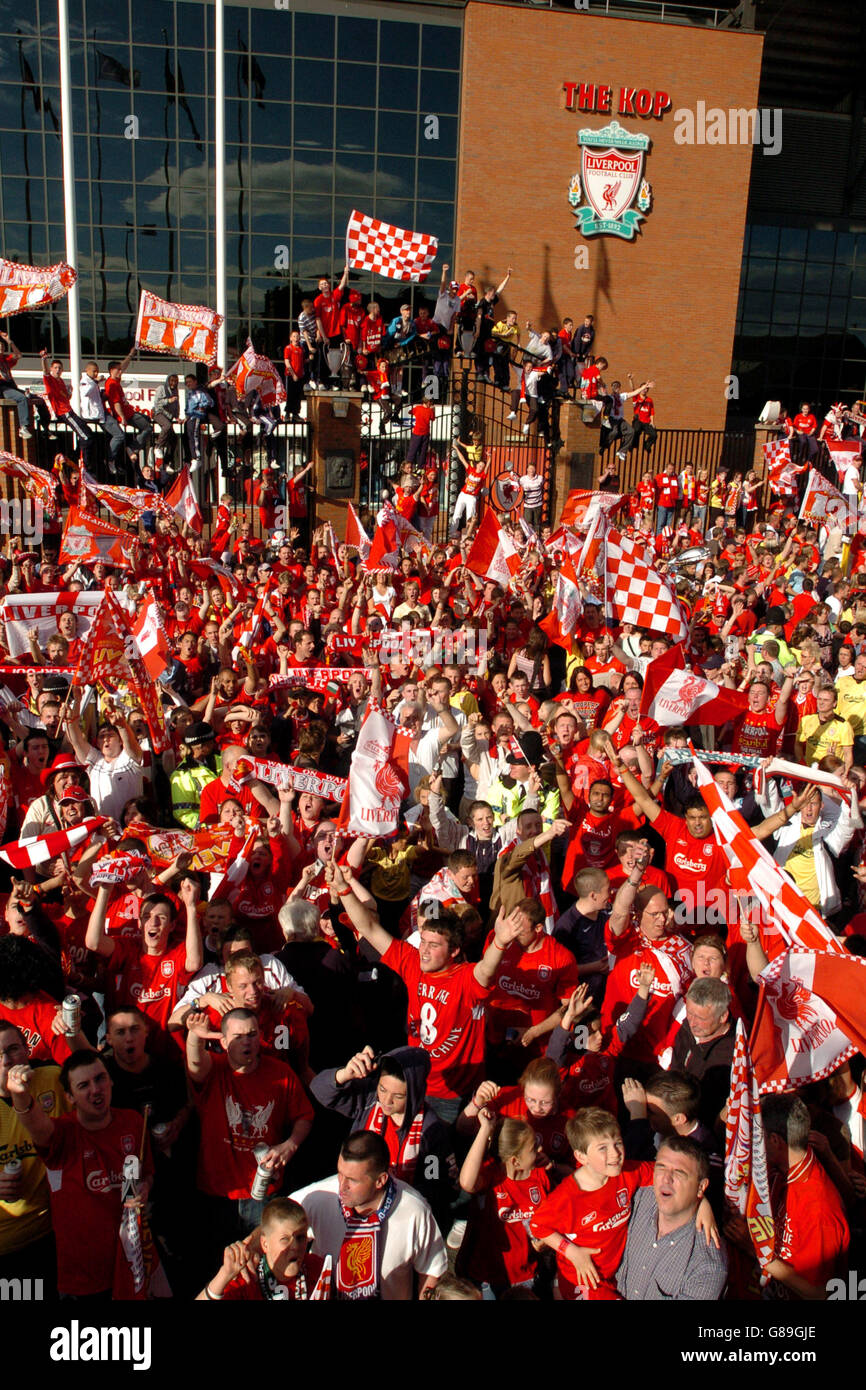 Liverpool fans celebrate in street hi-res stock photography and images ...