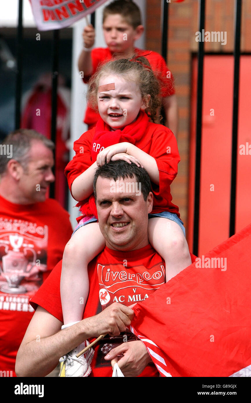 Liverpool fans celebrate in street hi-res stock photography and images ...