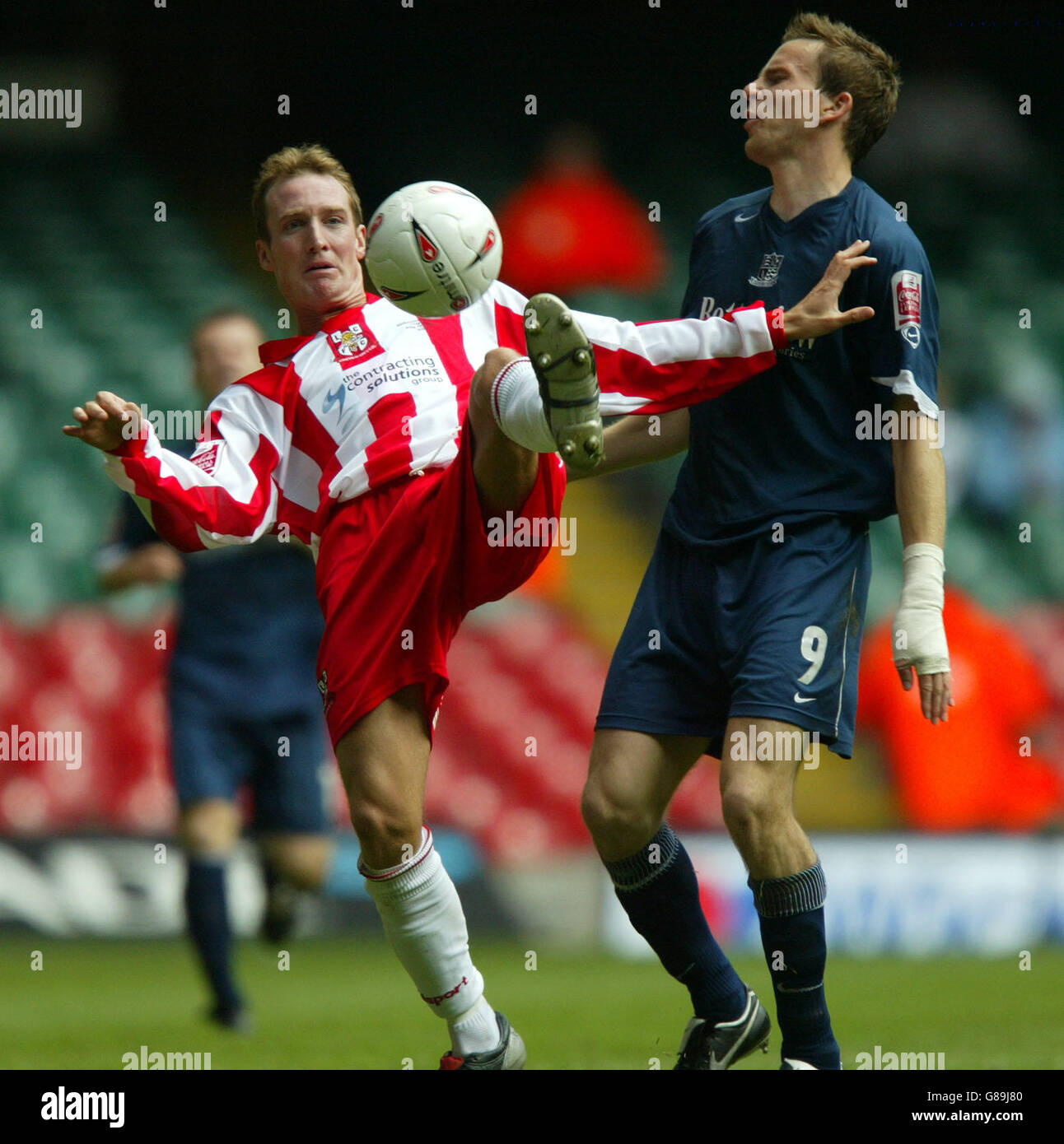 Lincoln citys peter gain and southend uniteds mark bentley hi-res stock ...