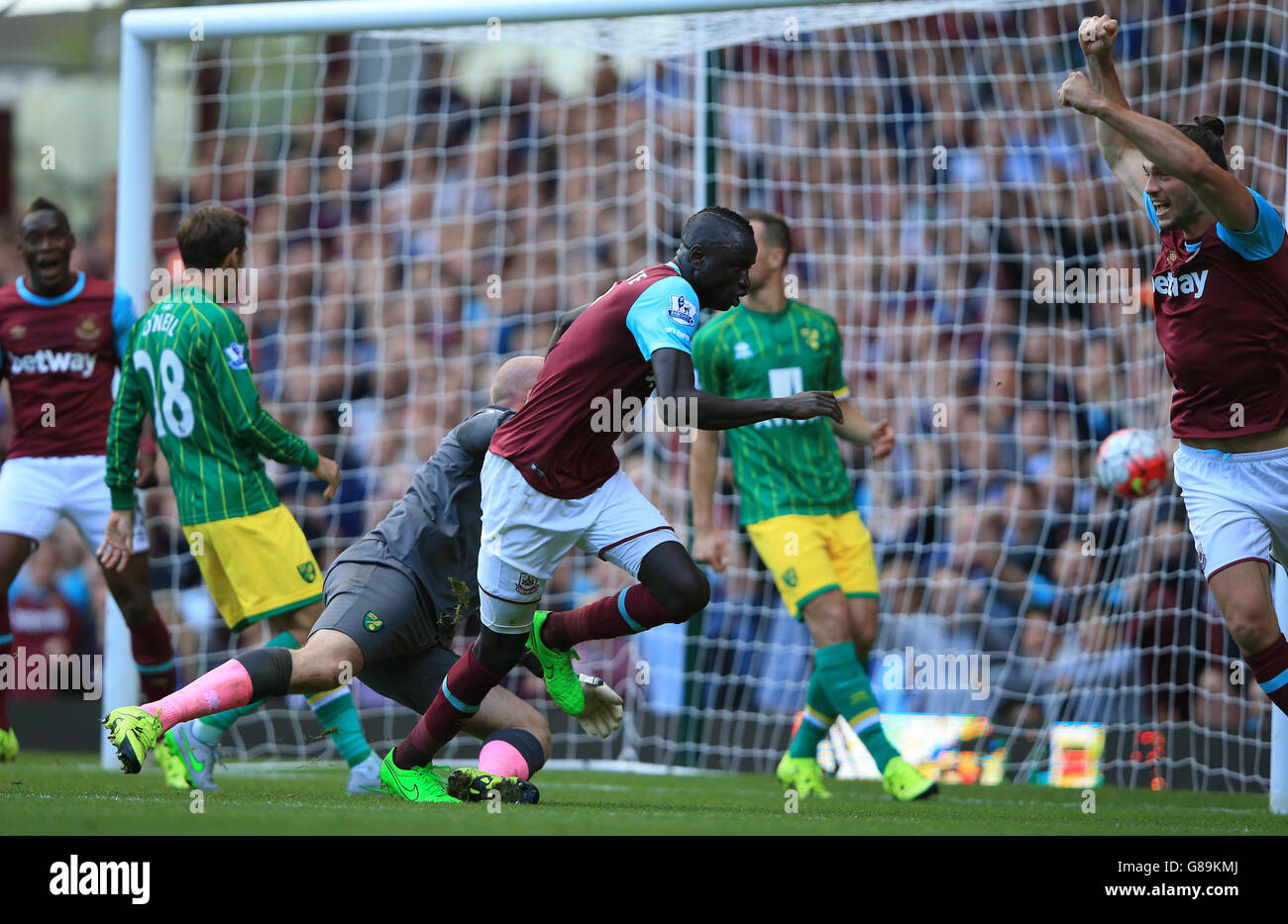 West Ham United's Cheikhou Kouyate celebrates scoring their second goal ...