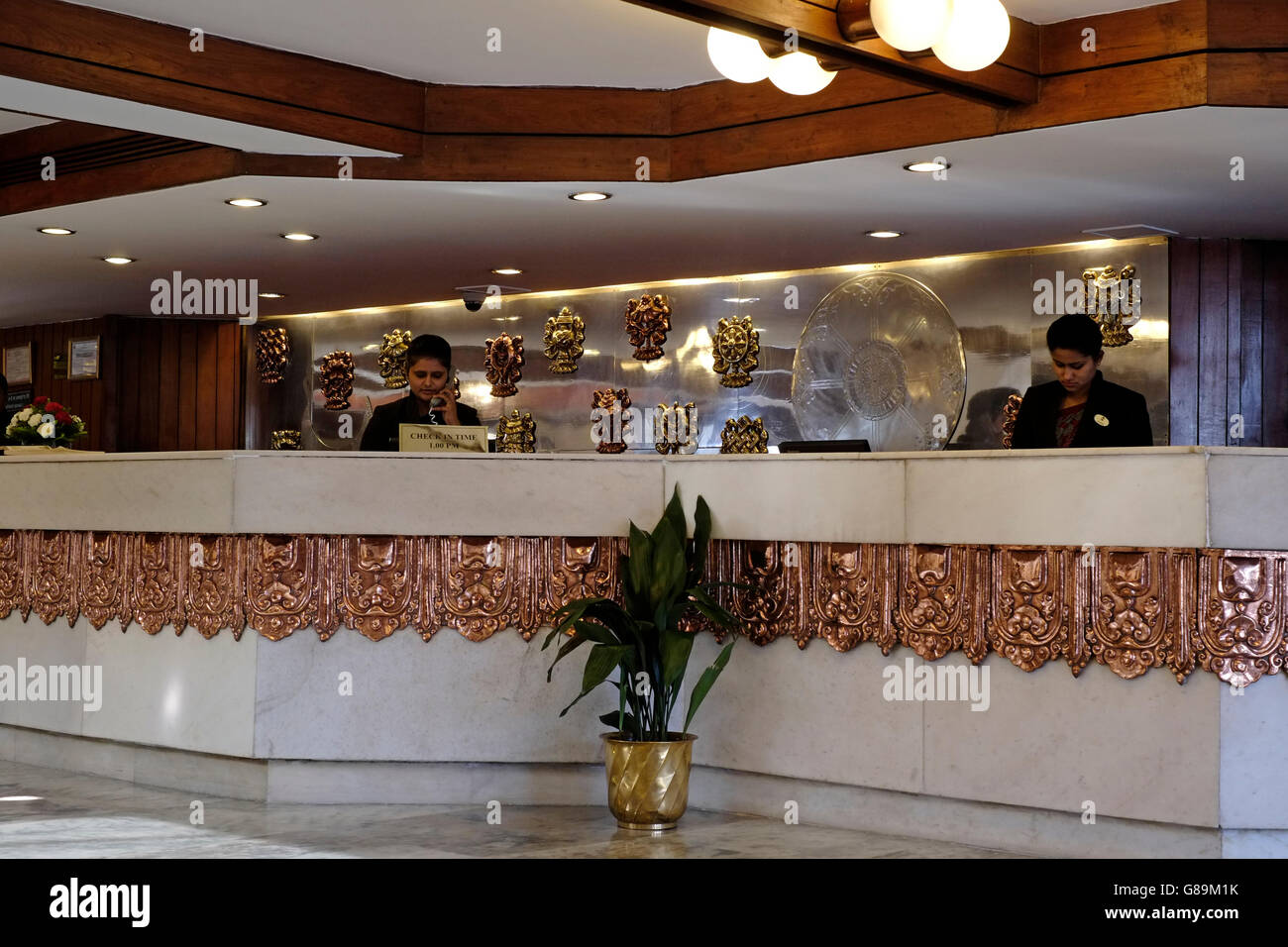 Front desk agent hotel hi-res stock photography and images - Alamy