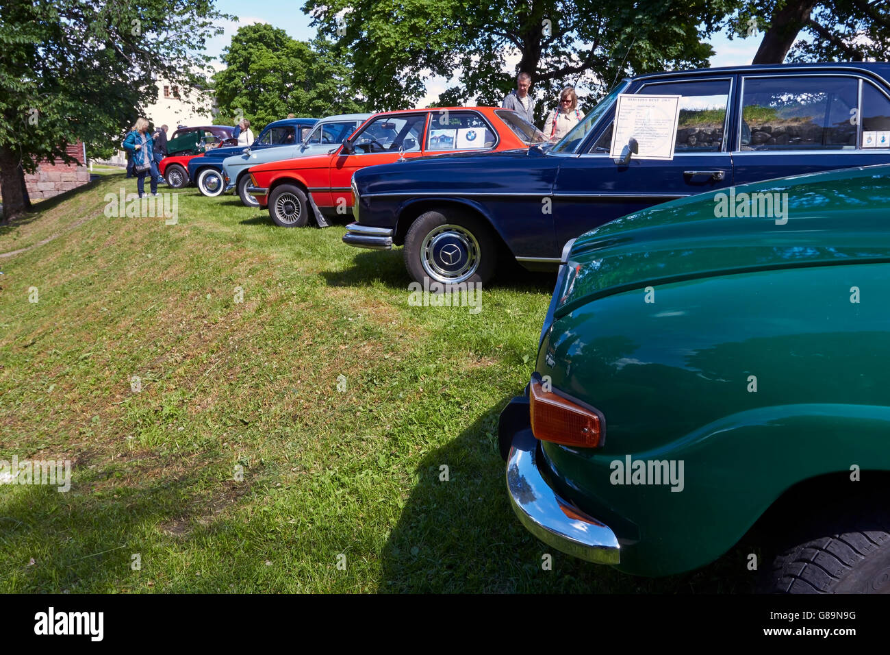 Vintage cars on display hi-res stock photography and images - Alamy