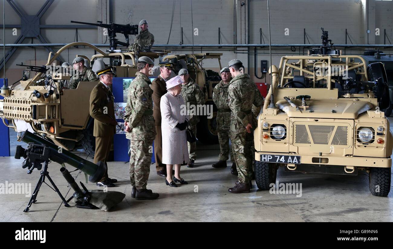 Queen elizabeth ii meets soldiers hi-res stock photography and images ...