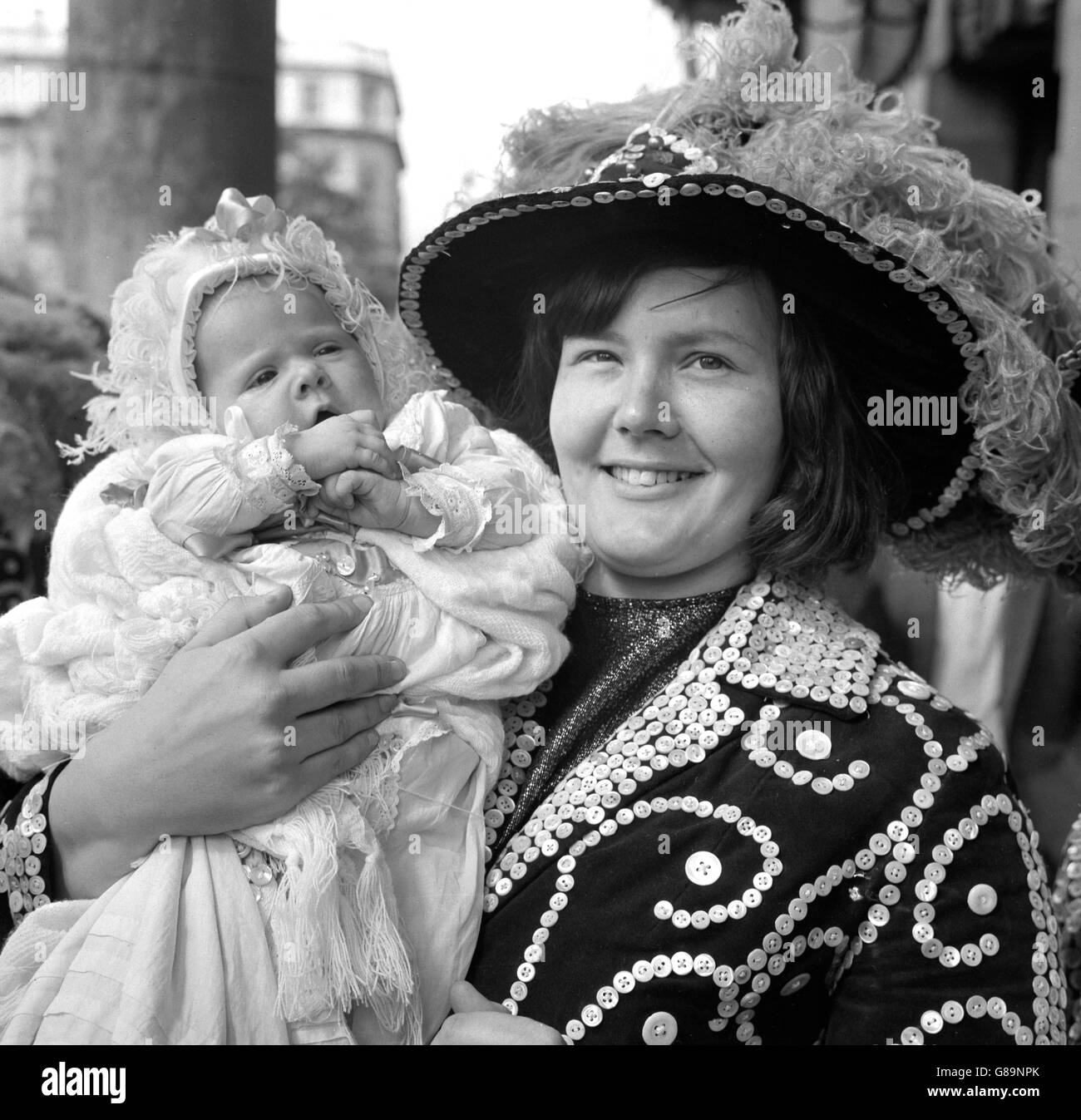 Traditional cockney costume hi-res stock photography and images - Alamy
