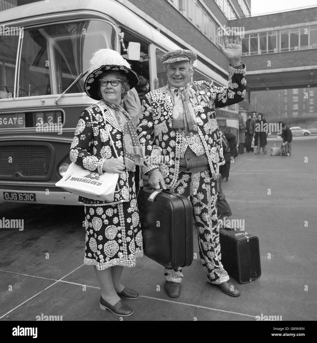 Traditional cockney costume hi-res stock photography and images - Alamy
