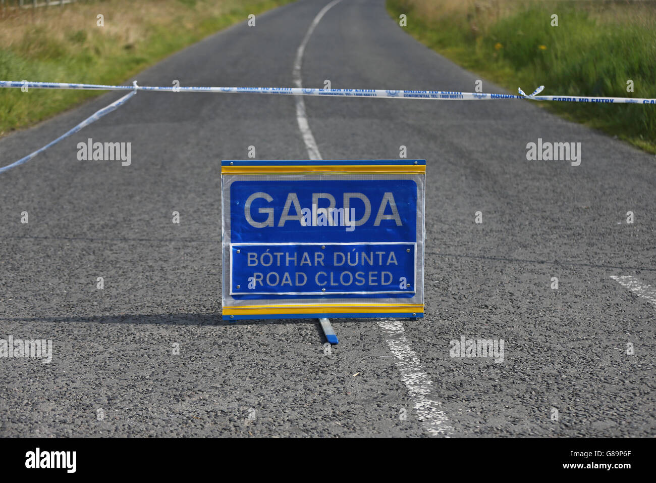 Road closed sign garda hi-res stock photography and images - Alamy