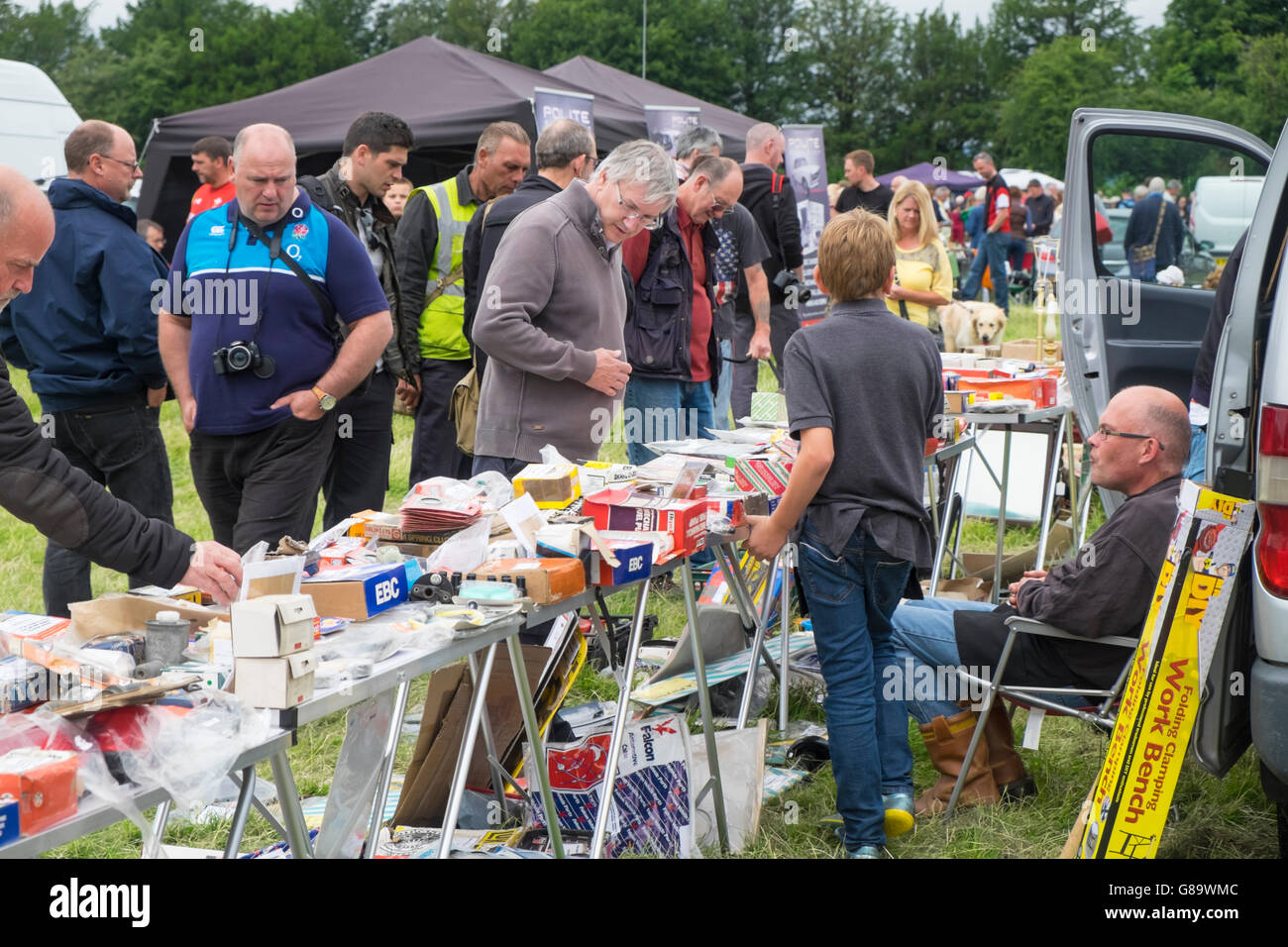 Berkeley Castle Classic Car Show 2016 Stall and Browsers Stock Photo ...