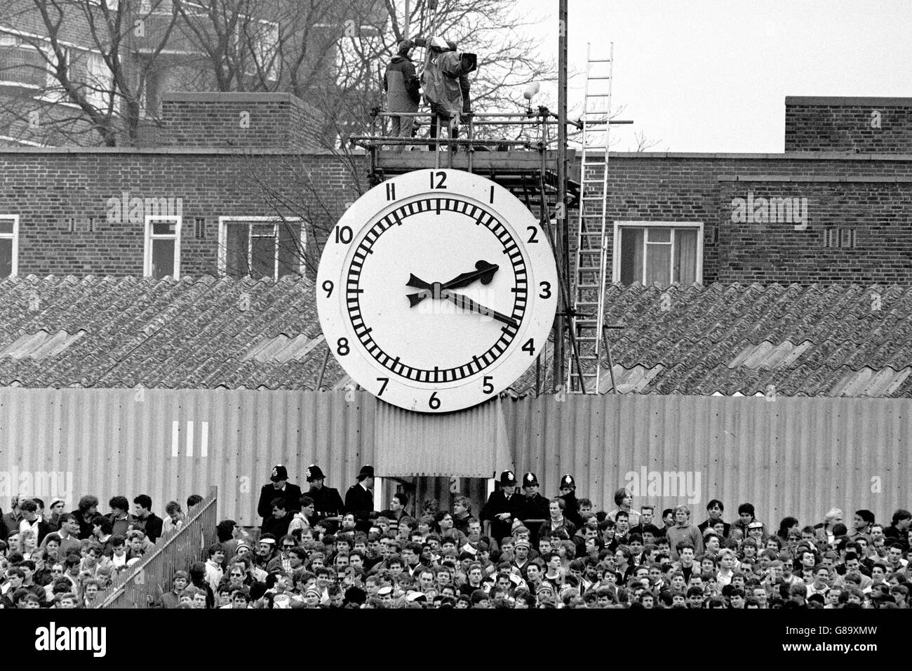 Manchester united clock Black and White Stock Photos & Images - Alamy