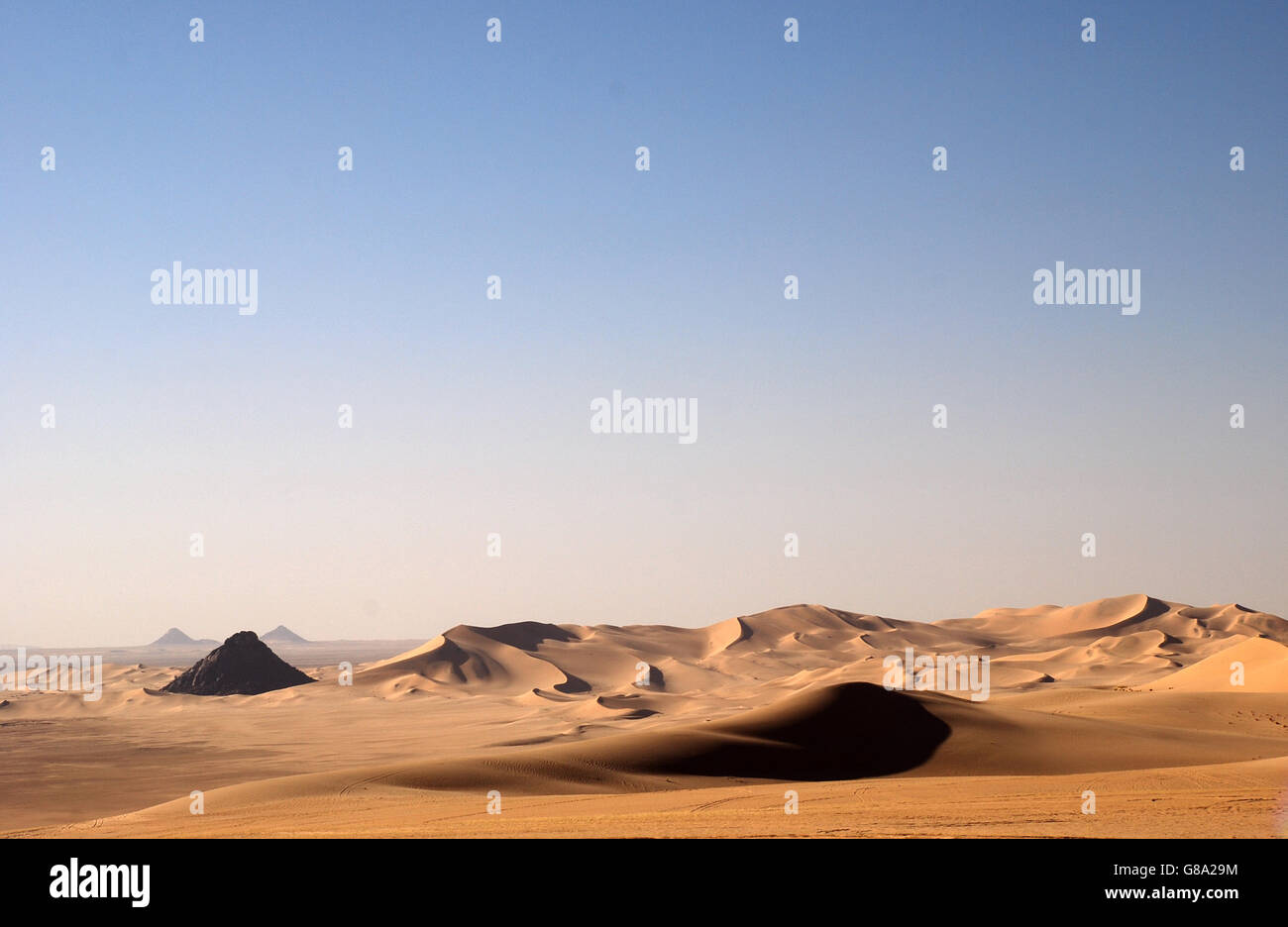 Panoramic view of Algeria desert black pyramid Stock Photo - Alamy