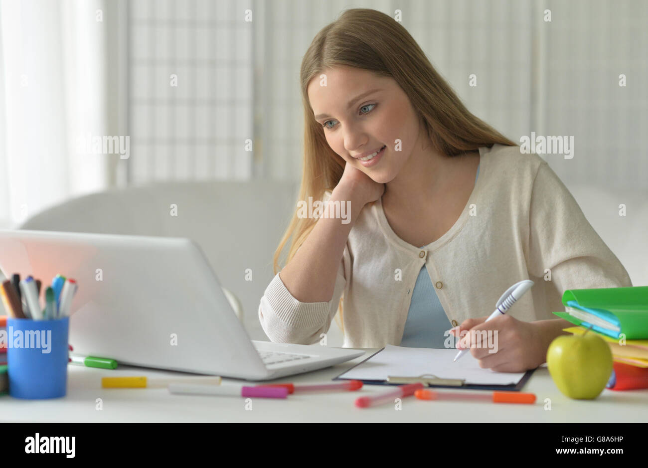 teenager girl using computer Stock Photo - Alamy