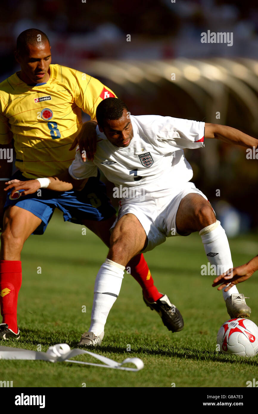 Colombias leao ramirez and englands ashley cole hi-res stock ...
