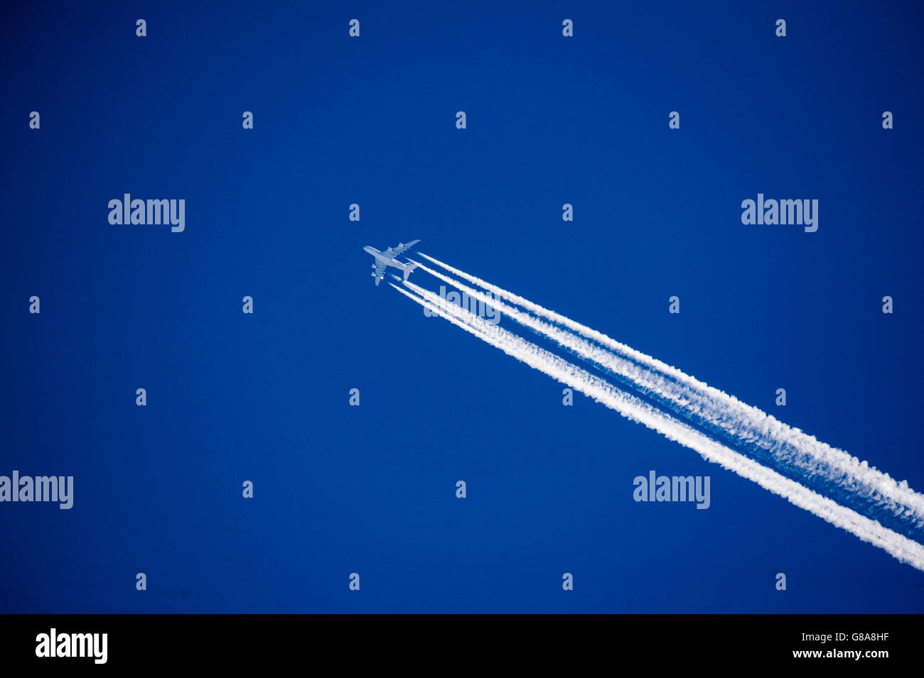 Contrails these hi-res stock photography and images - Alamy
