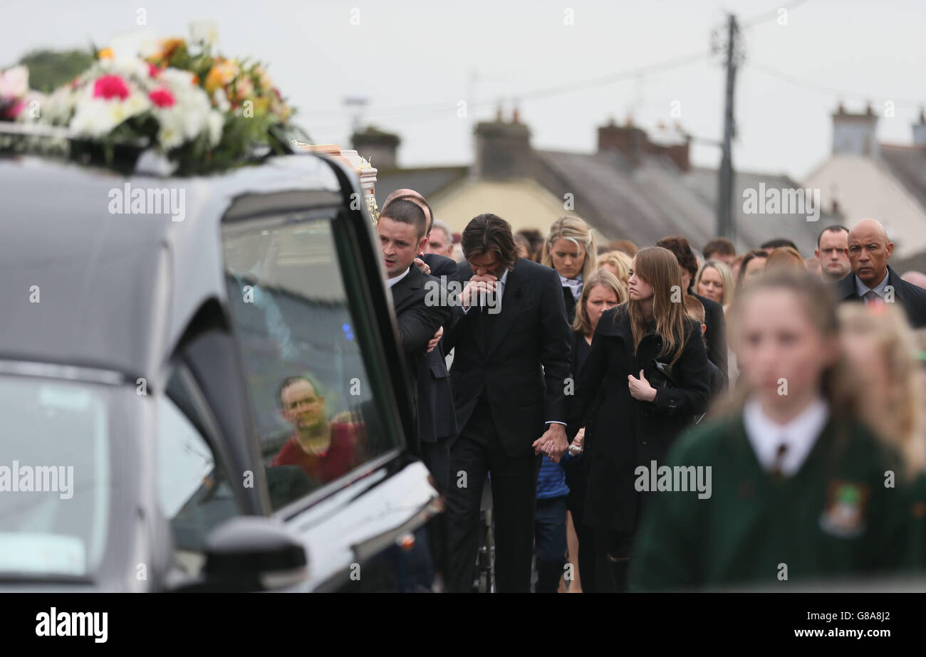 Jim Carrey joins mourners behind the coffin of ex-girlfriend Cathriona ...