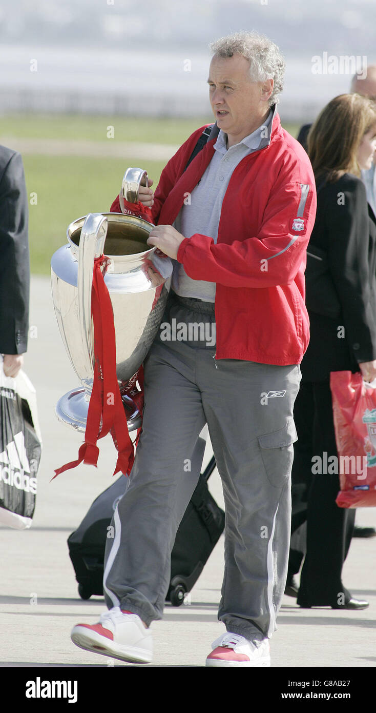 Liverpool's chief executive Rick Parry with the Champions League Trophy ...