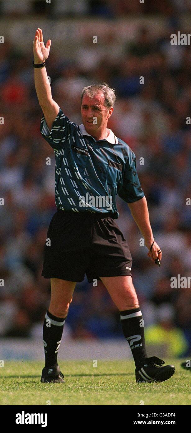 Referee vic callow hi-res stock photography and images - Alamy