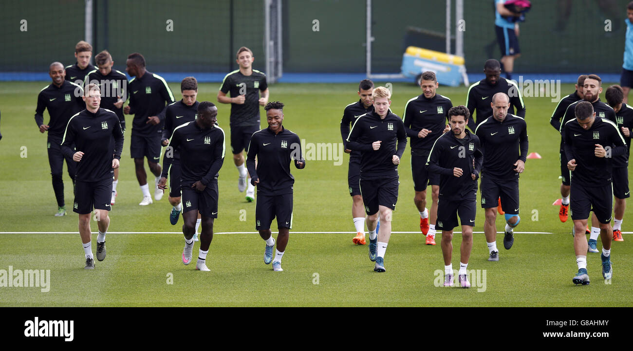 Manchester city players warm up training session city football academy ...