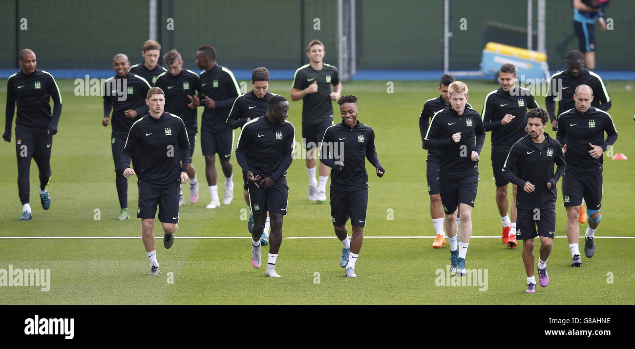 Manchester city players warm up training session city football academy ...
