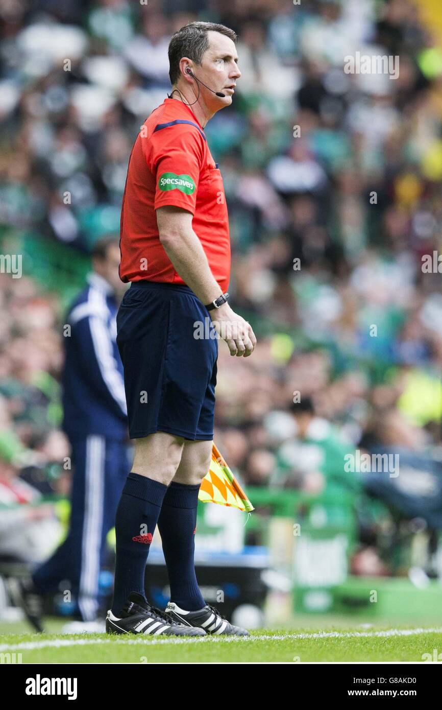 Assistant referee stephen mitchell hi-res stock photography and images ...