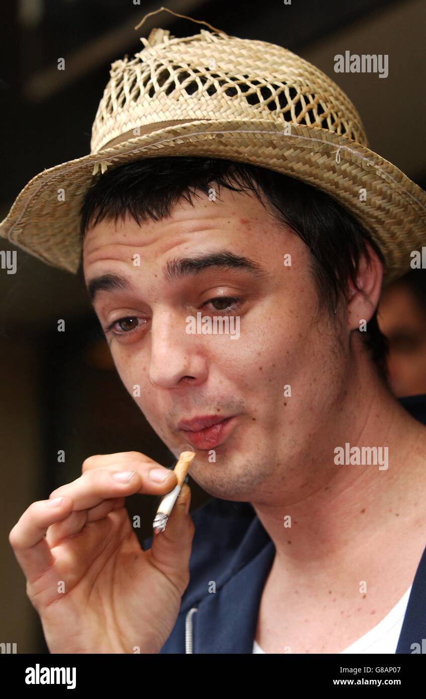 Ivor novello smoking hi-res stock photography and images - Alamy