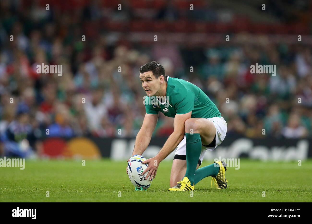 Irelands jonathan sexton set up a kick hi-res stock photography and ...