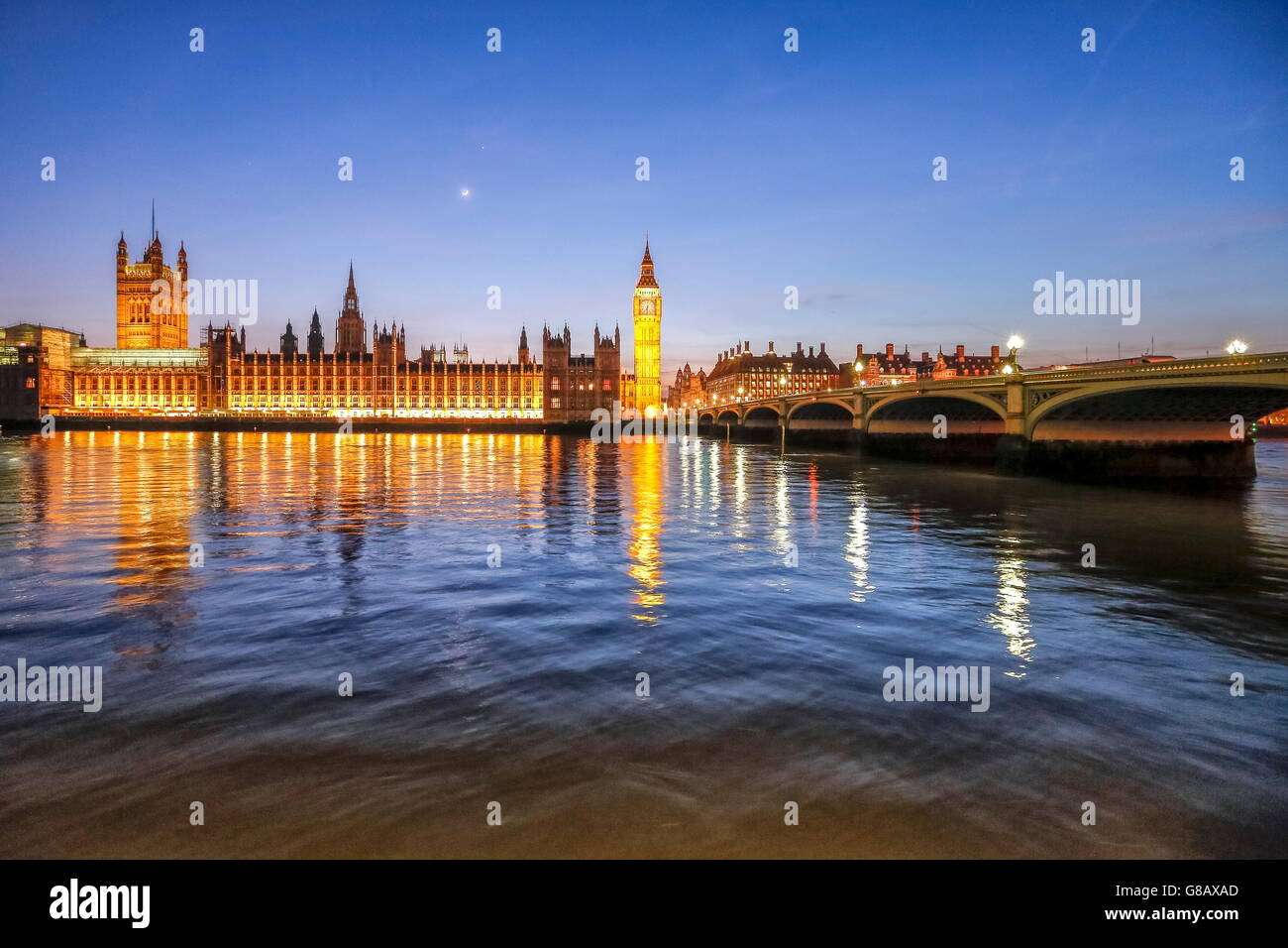 Night view from the river Thames of Palace of Westminster and Big Ben ...
