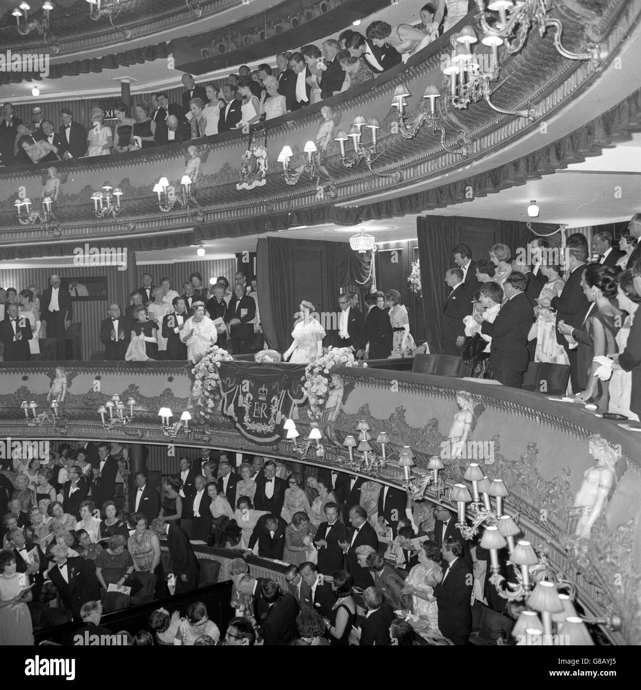 Audience clapping theatre hi-res stock photography and images - Alamy
