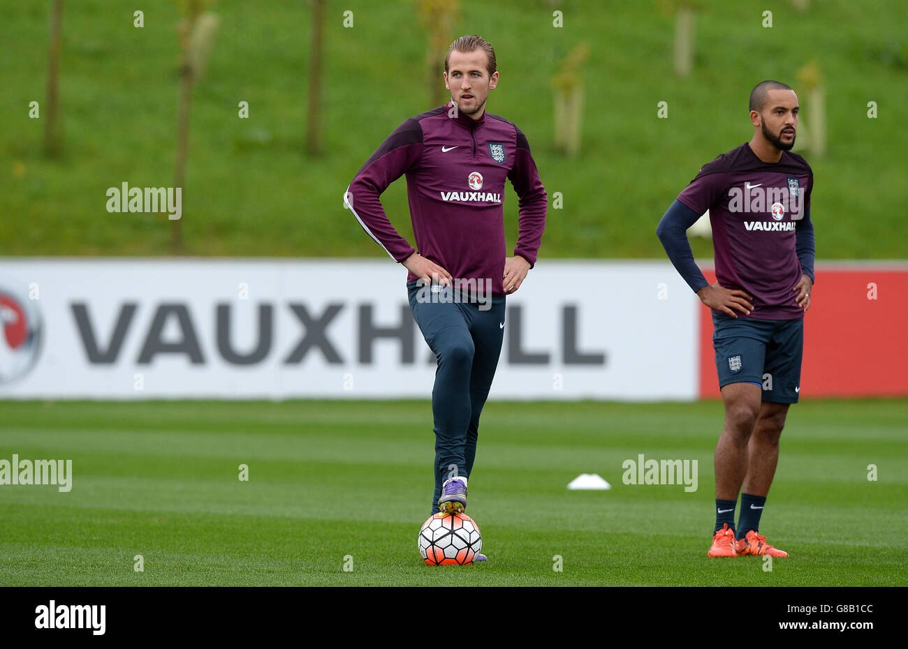 Englands harry kane left and theo walcott hi-res stock photography and ...