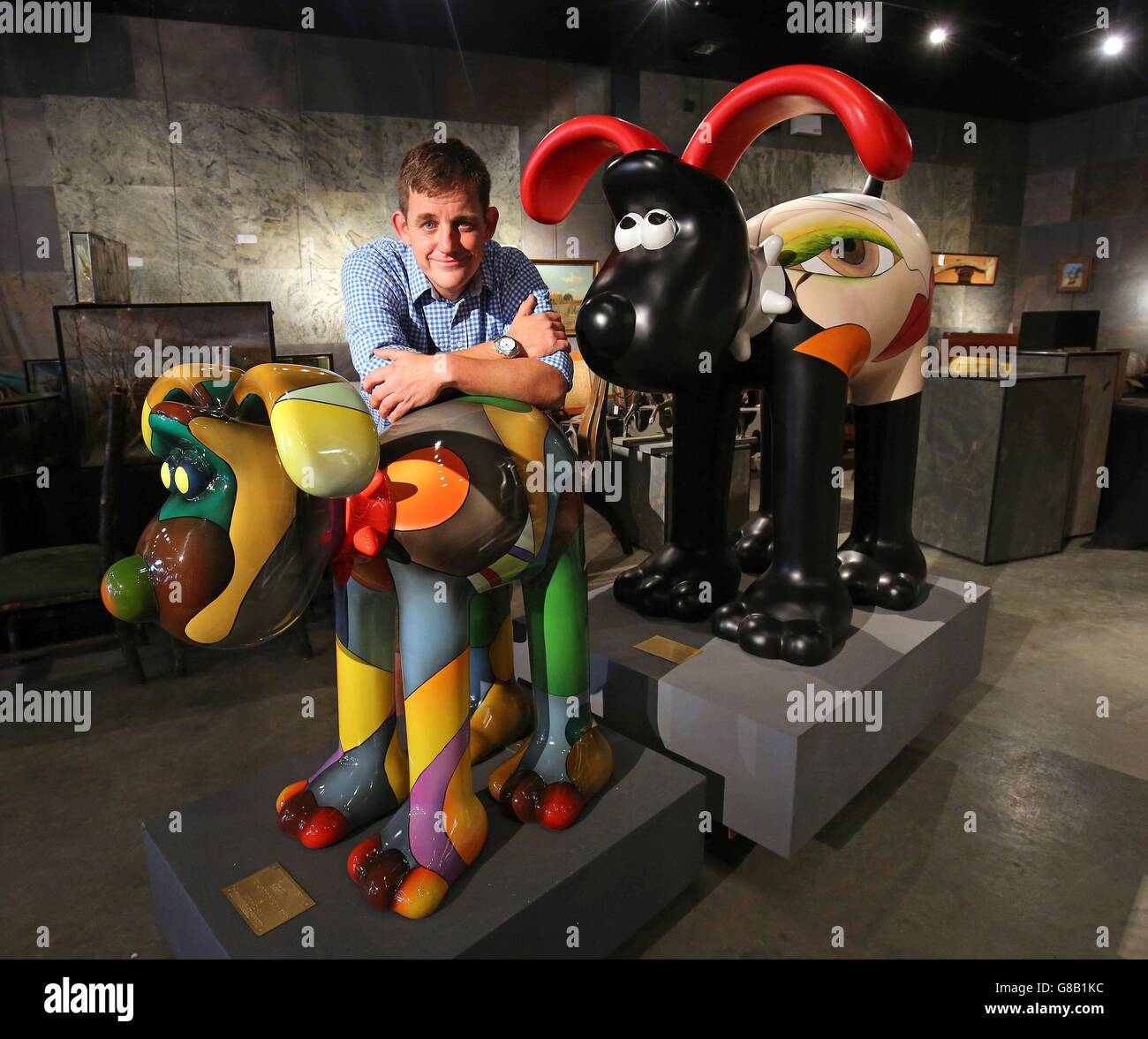 Design and natural history auction hi-res stock photography and images ...