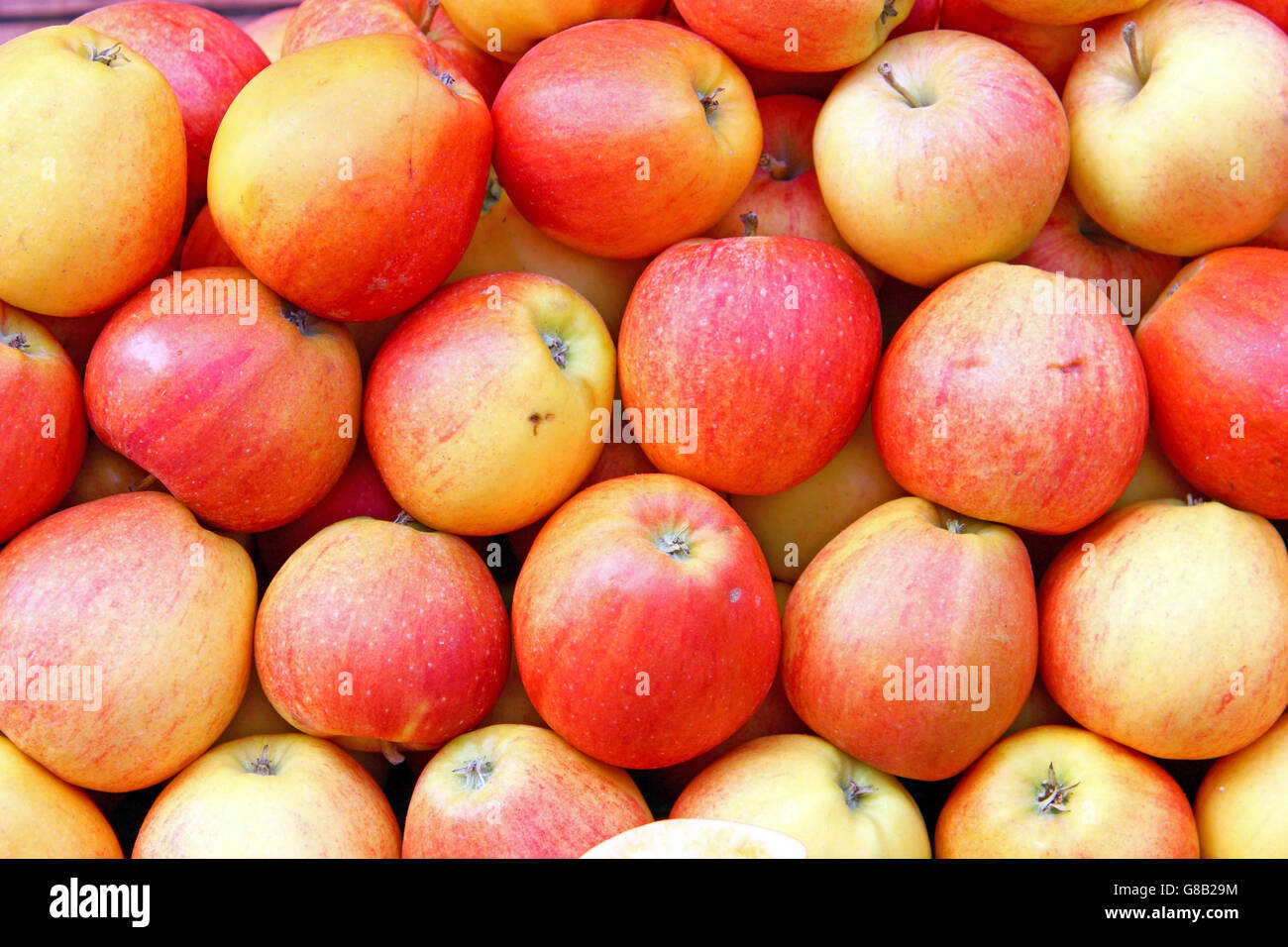 Lots of red apples on the farmer's market, background Stock Photo - Alamy