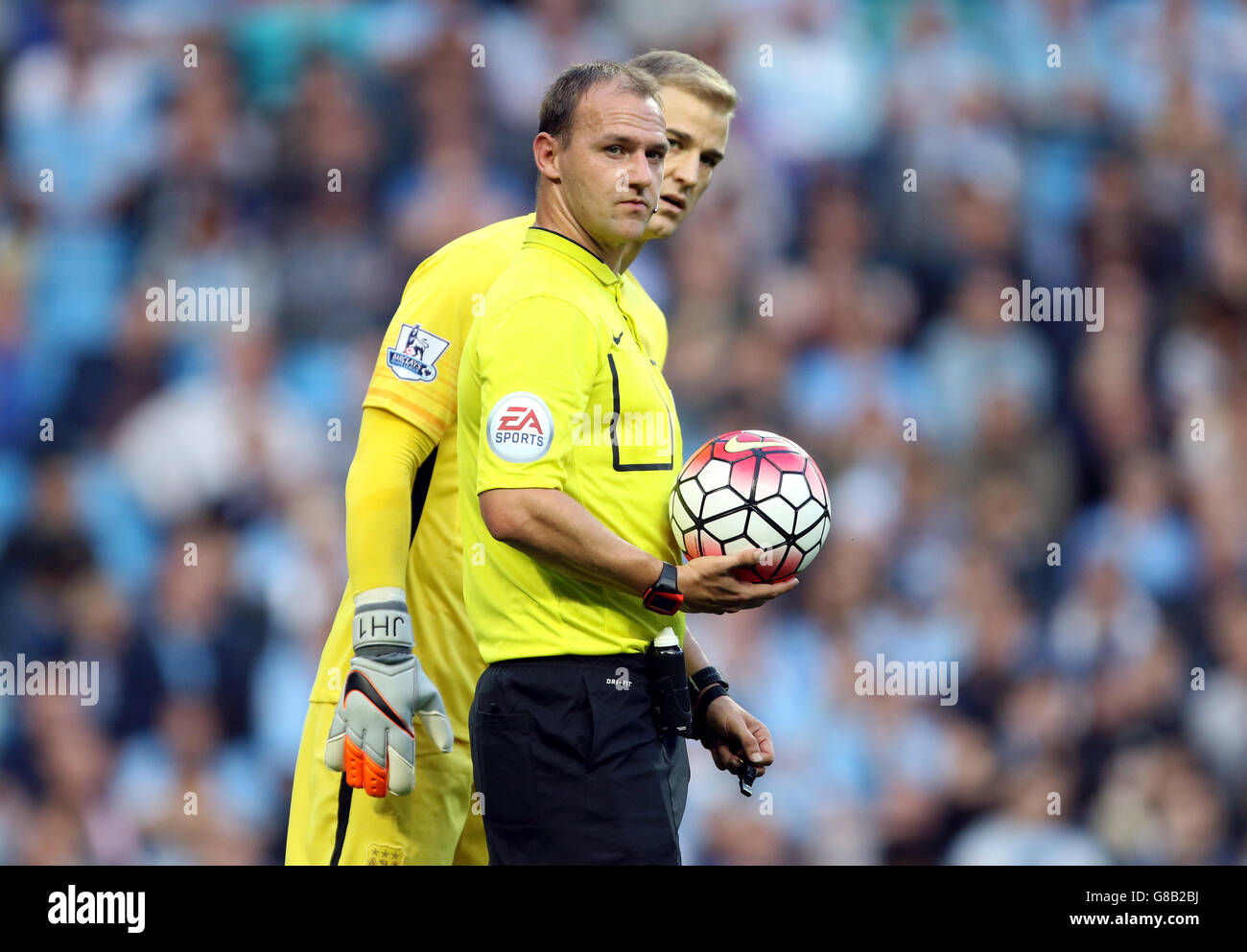 Referee robert madley and manchester city goalkeeper joe hart hi-res ...