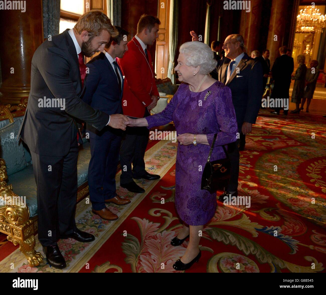 Queen Elizabeth II shakes hands with England Rugby Union captain Chris ...