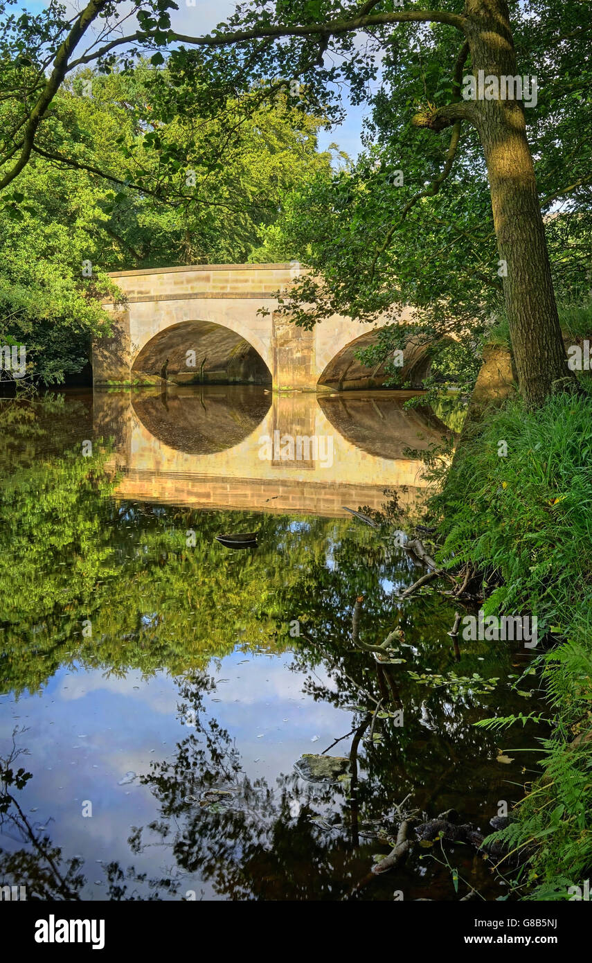 UK, Derbyshire, Peak District, Hathersage, Leadmill Bridge & River ...