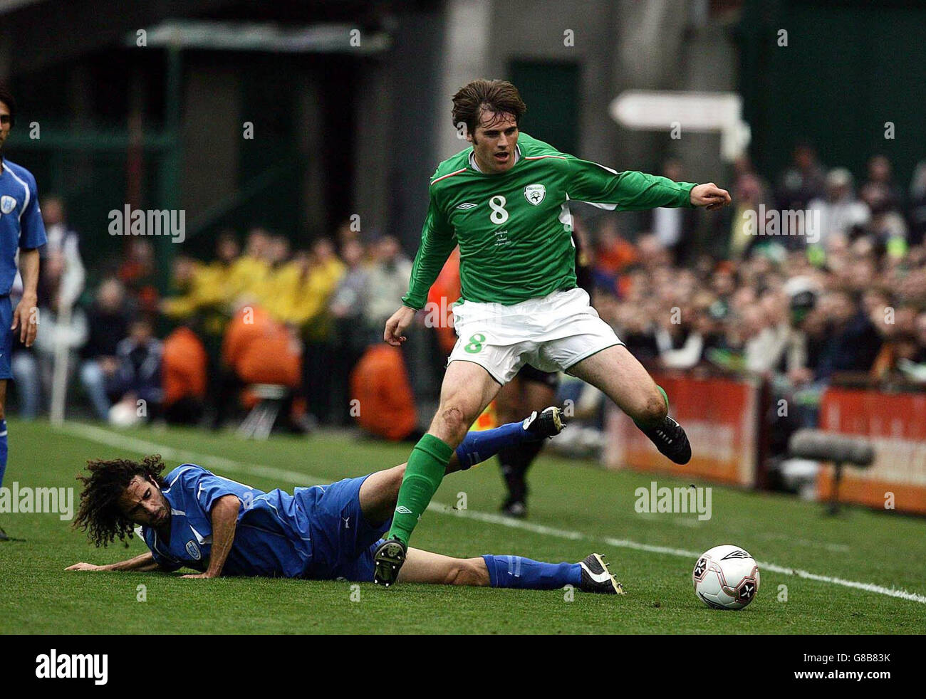Republic of Ireland's Kevin Kilbane (R) beats Israel's Saban Klemi ...