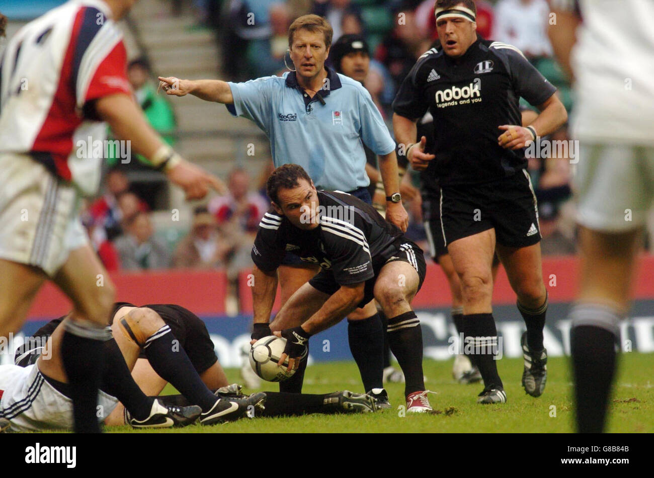Mark robinson releases the ball for the jonah lomu xv hi-res stock ...