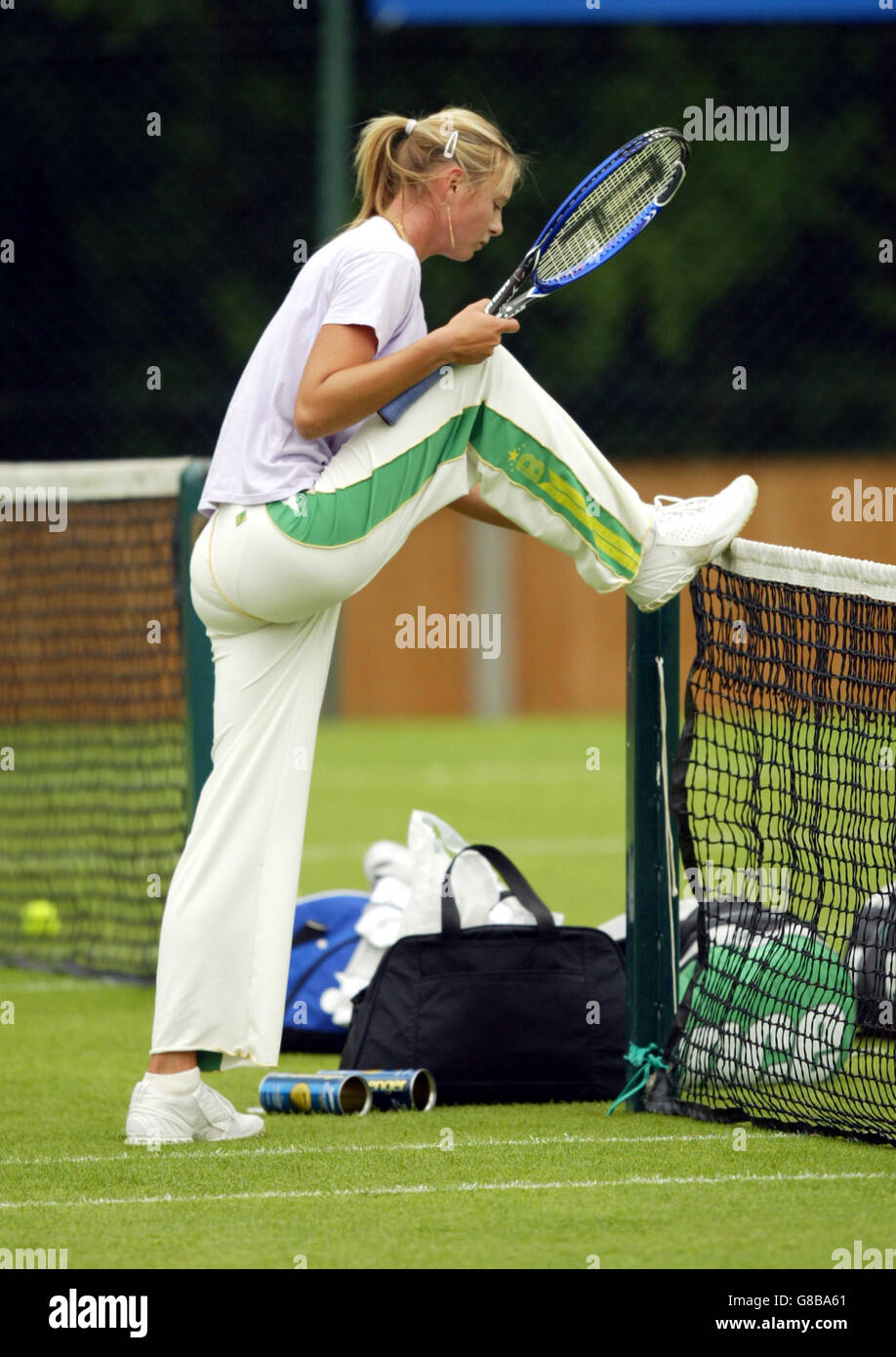 Maria sharapova on the practice courts hi-res stock photography and ...