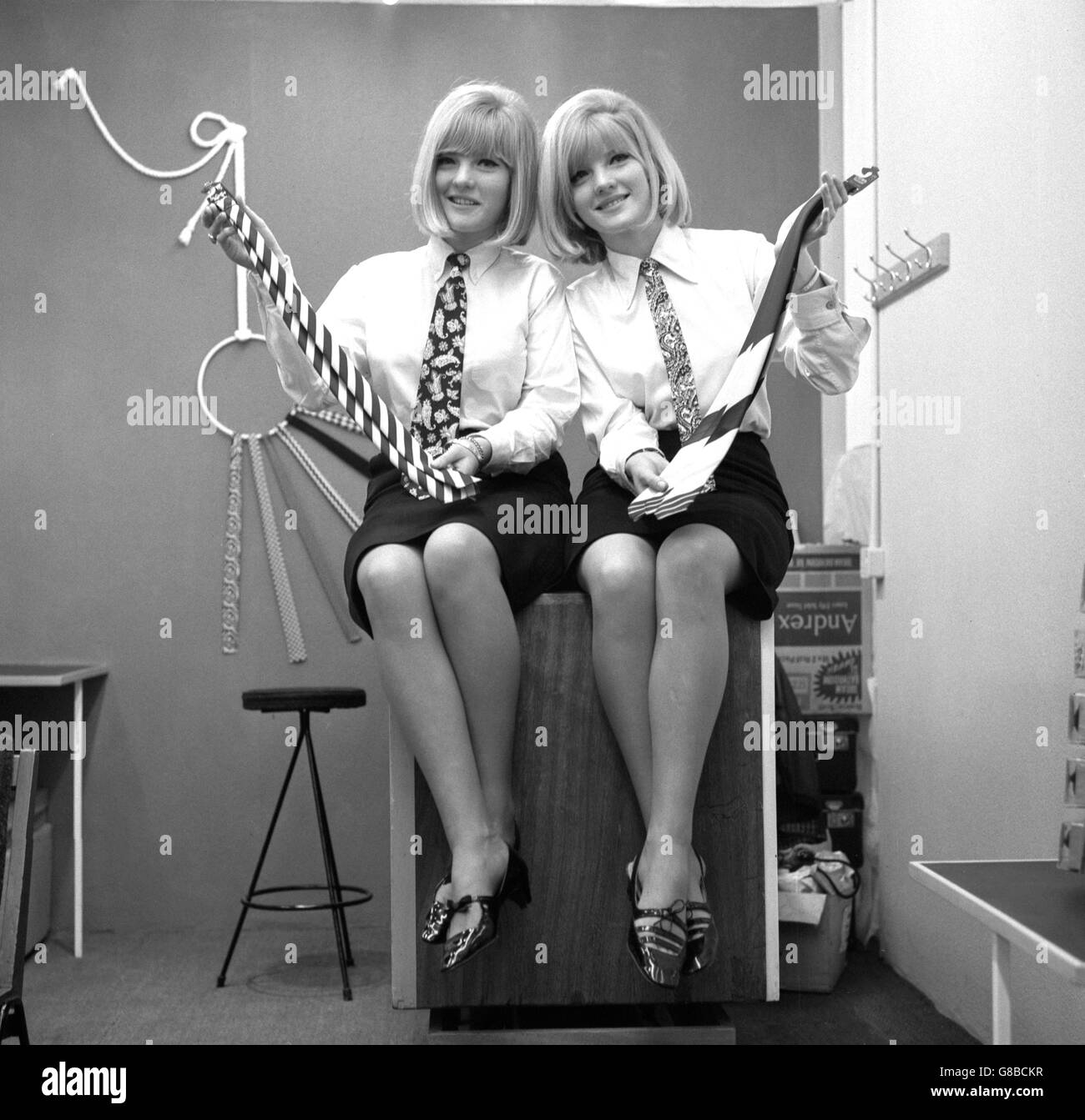 Twins elaine left and linda richard of stanmore hi-res stock ...