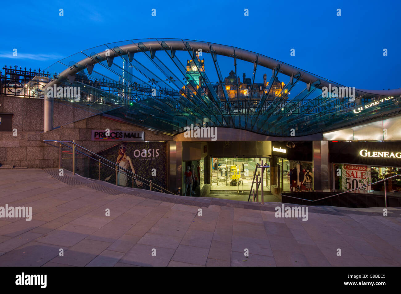 The Entrance to Edinburgh Waverley Station Stock Photo - Alamy