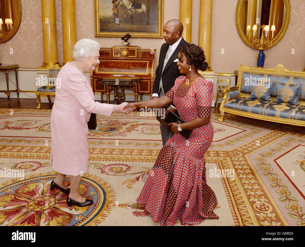 Queen elizabeth ii shakes hands with mrs mary chokani hi-res stock ...
