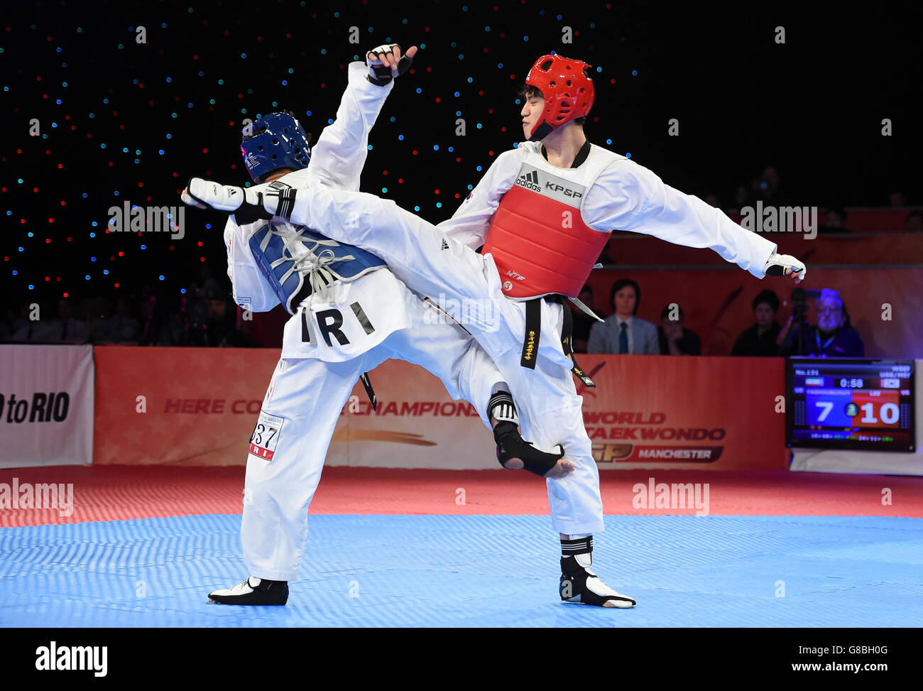 Korea's Dae-Hoon Lee (right) on his way to winning the Male -68 final ...