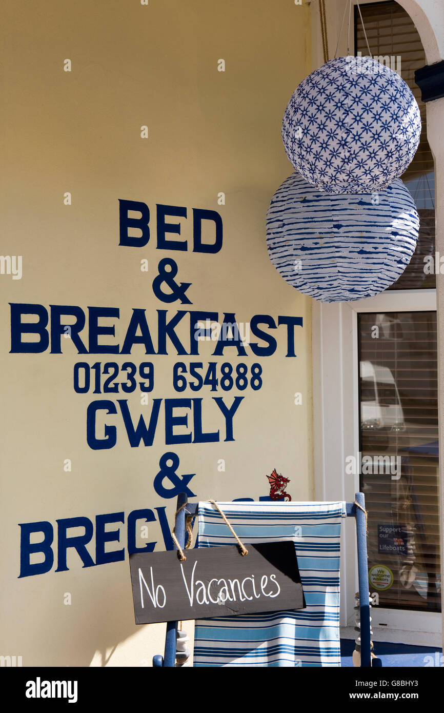 Bed and breakfast signs hi-res stock photography and images - Alamy