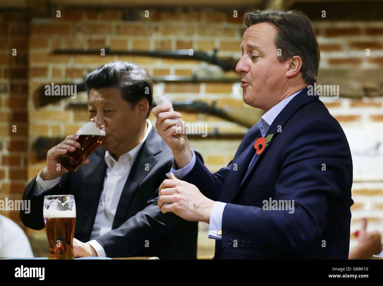 Prime Minister David Cameron drinks a pint with Chinese President Xi ...