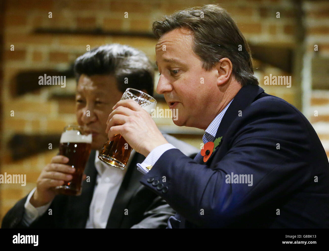 Prime Minister David Cameron drinks a pint with Chinese President Xi ...