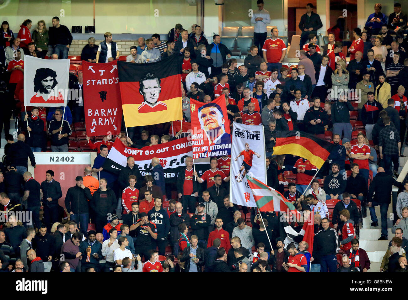 Manchester united fans wave flags hi-res stock photography and images ...