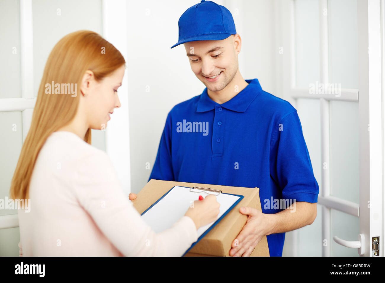 Parcel delivery person hi-res stock photography and images - Alamy