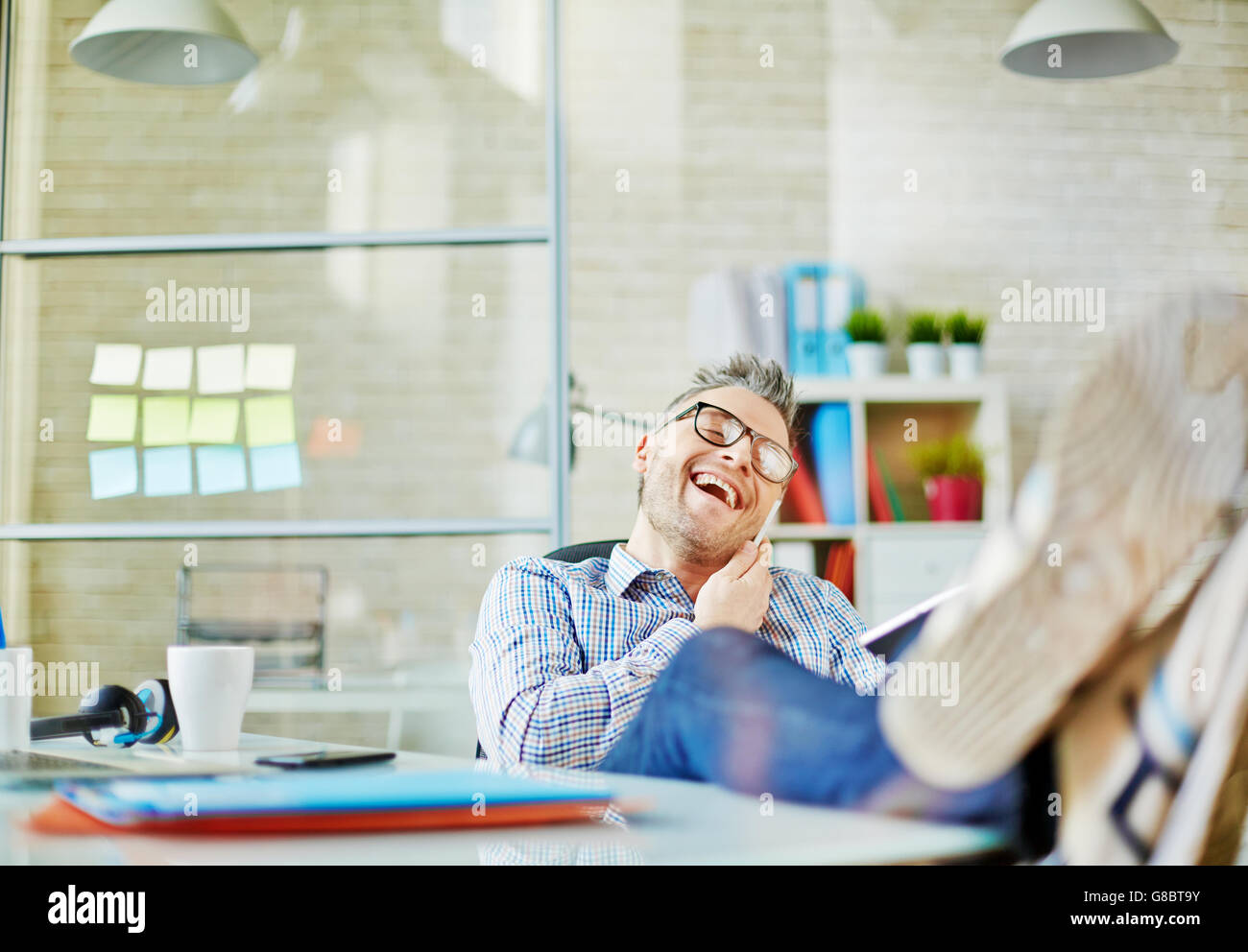 Happy office worker Stock Photo - Alamy