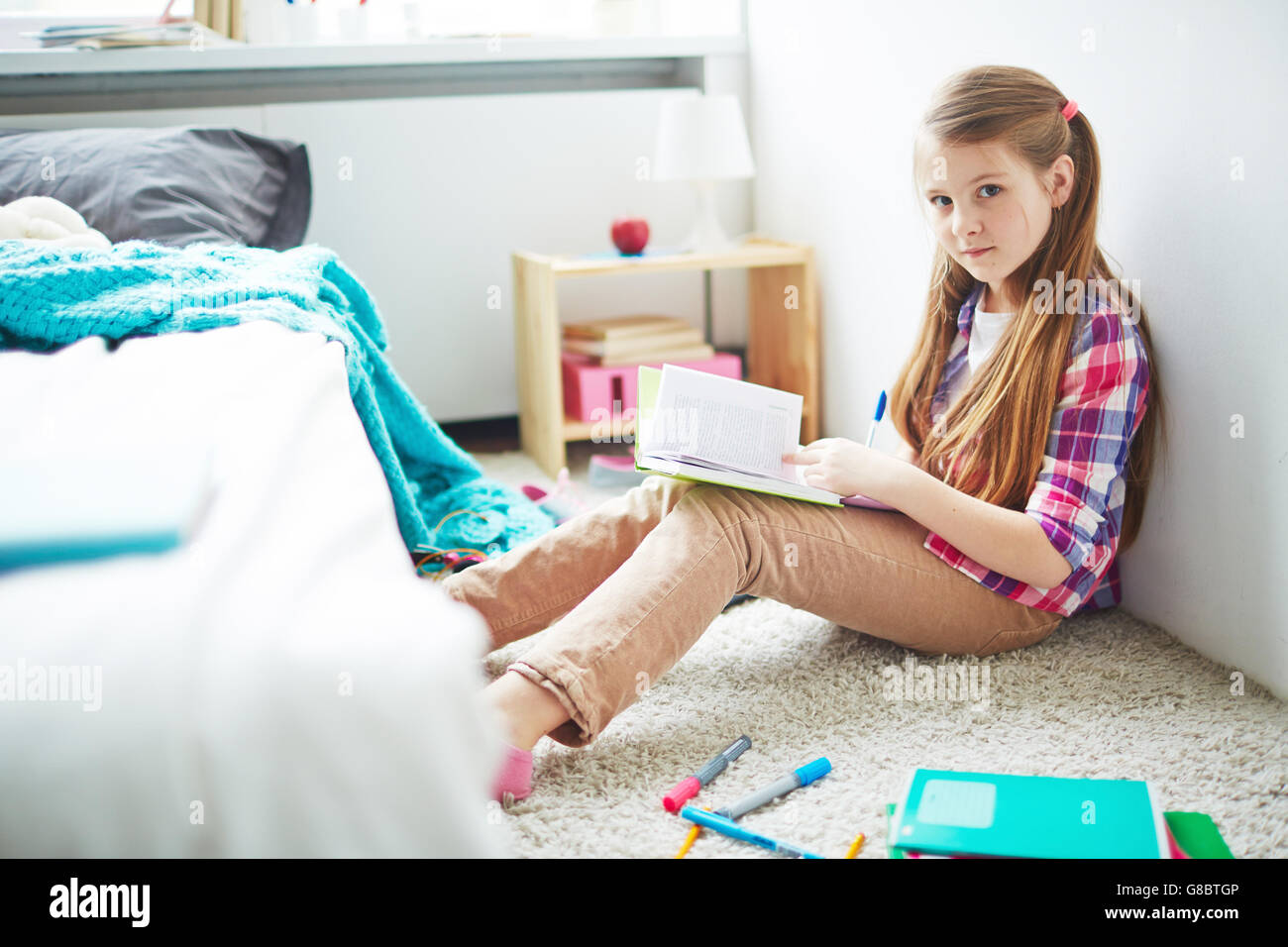 Doing schoolwork at home hi-res stock photography and images - Alamy