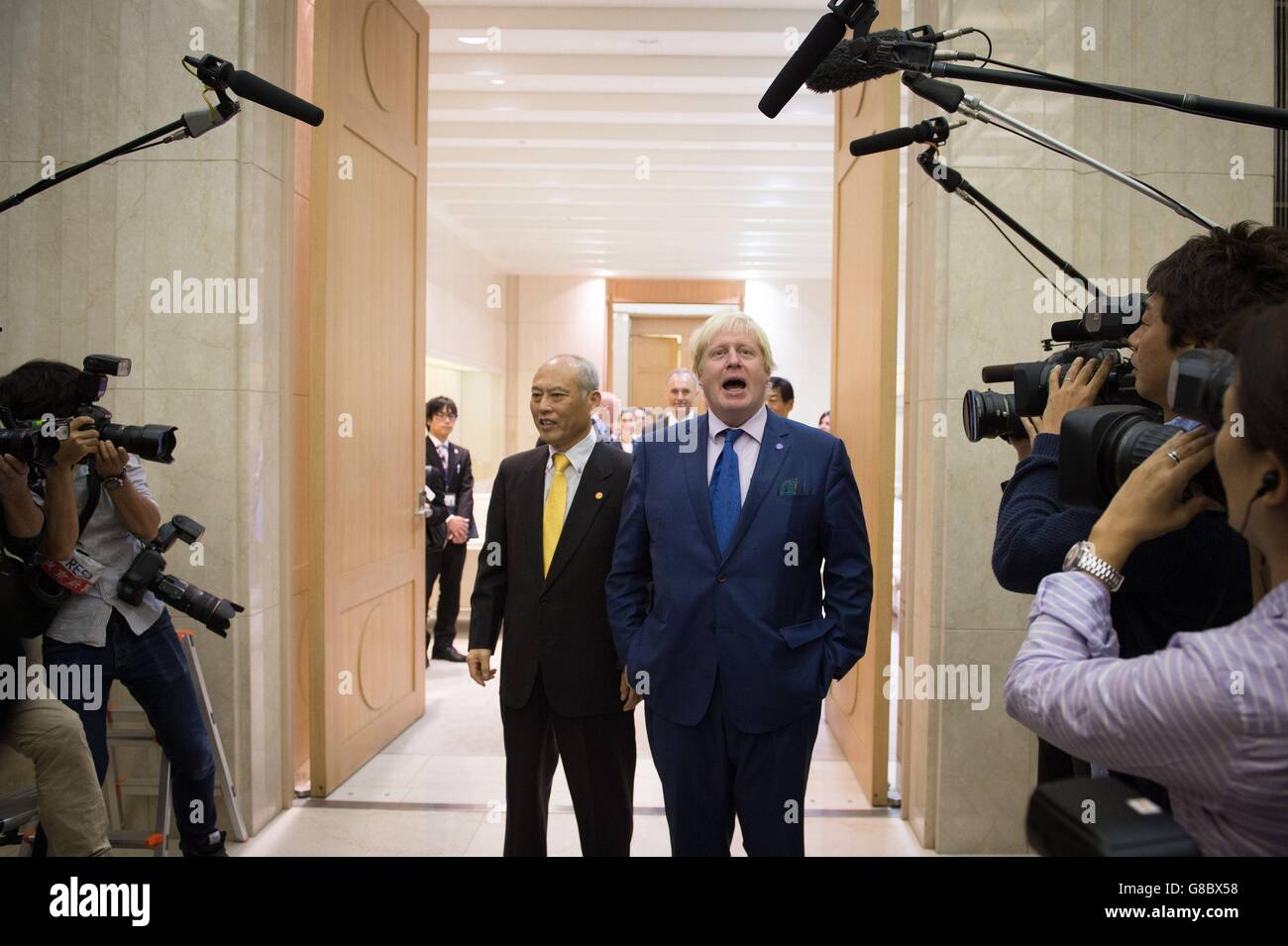 Mayor of London Boris Johnson meets with his counterpart in Tokyo ...